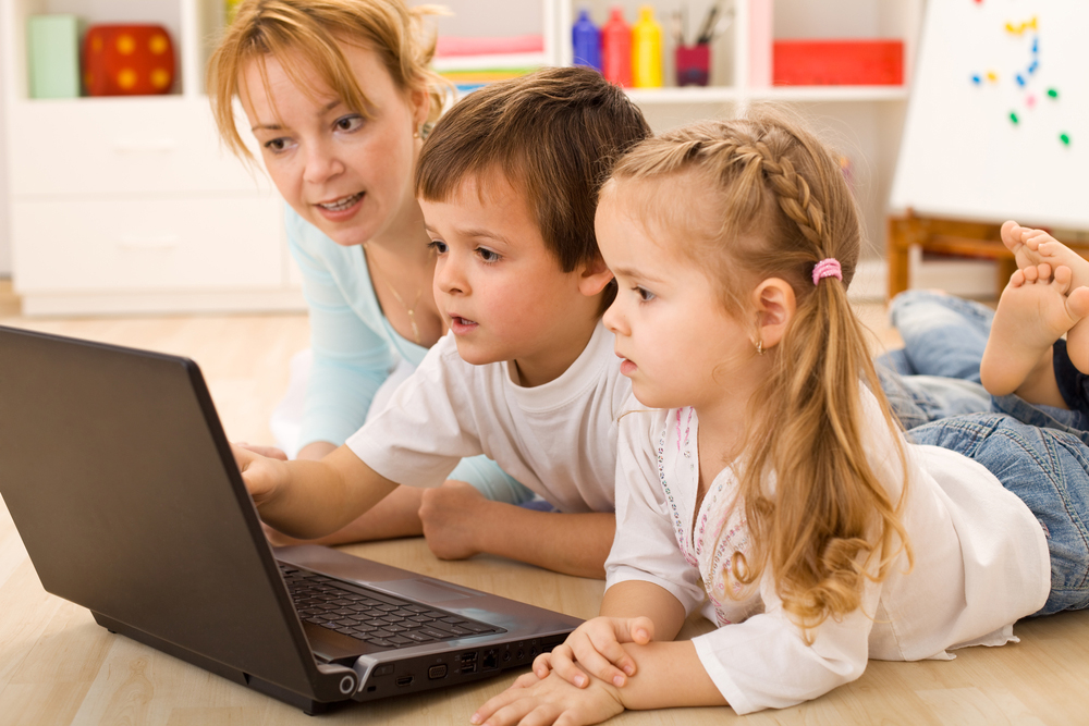 Family online – kids learning the use of computers | Patriot Computer ...